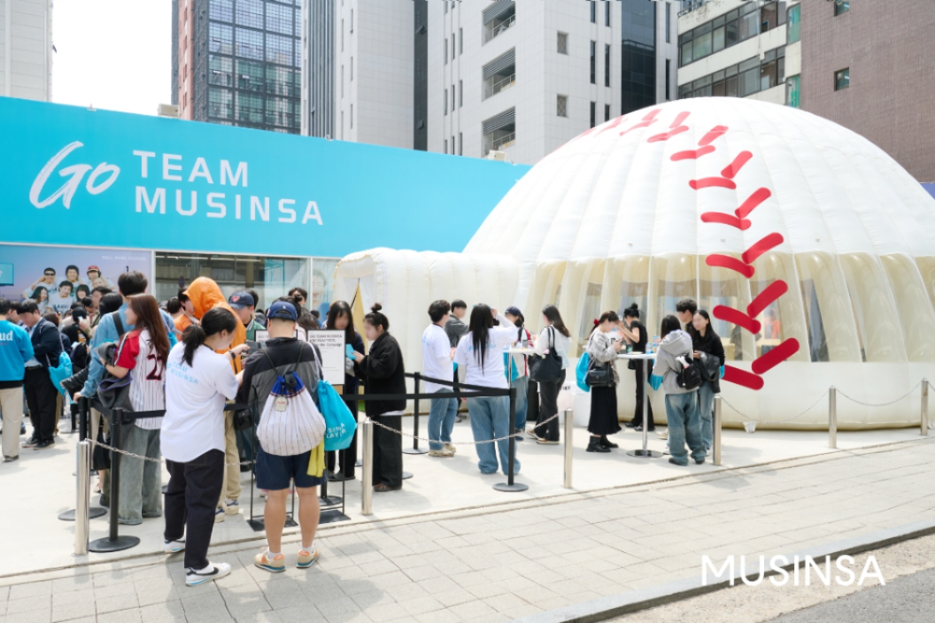 패션비즈 | '1만4000명 운집' 무신사·KBO, 성수 팝업 화제